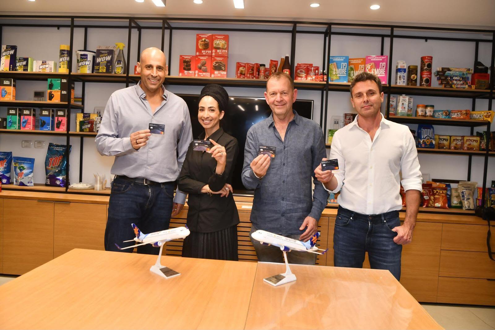רמי לוי, ישראכרט וישראייר מציגים: כרטיס האשראי שיחלק לכם דולרים - אייס