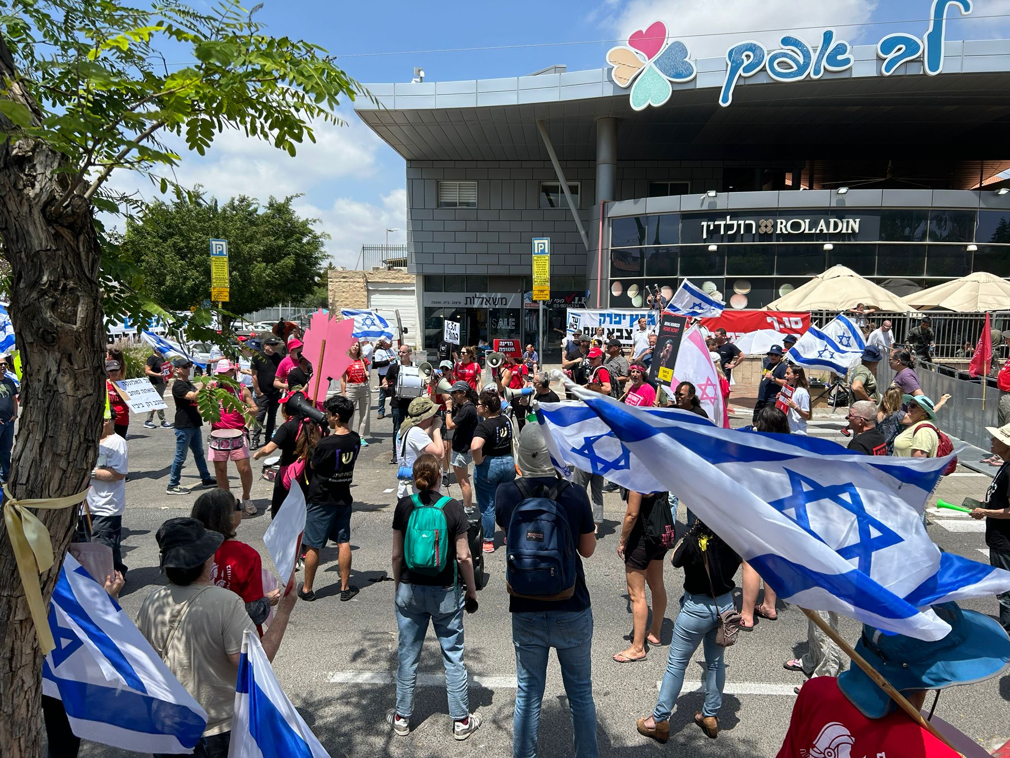צפו בהפגנת הענק מול ביתו של בני גנץ אין לך אומץ לצאת אלינו אייס