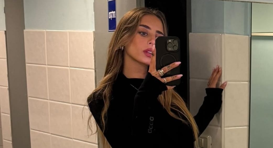 מייה שם חוגגת וזוכה לחיבוקים ונשיקות מהשחקן המפורסם - אייס