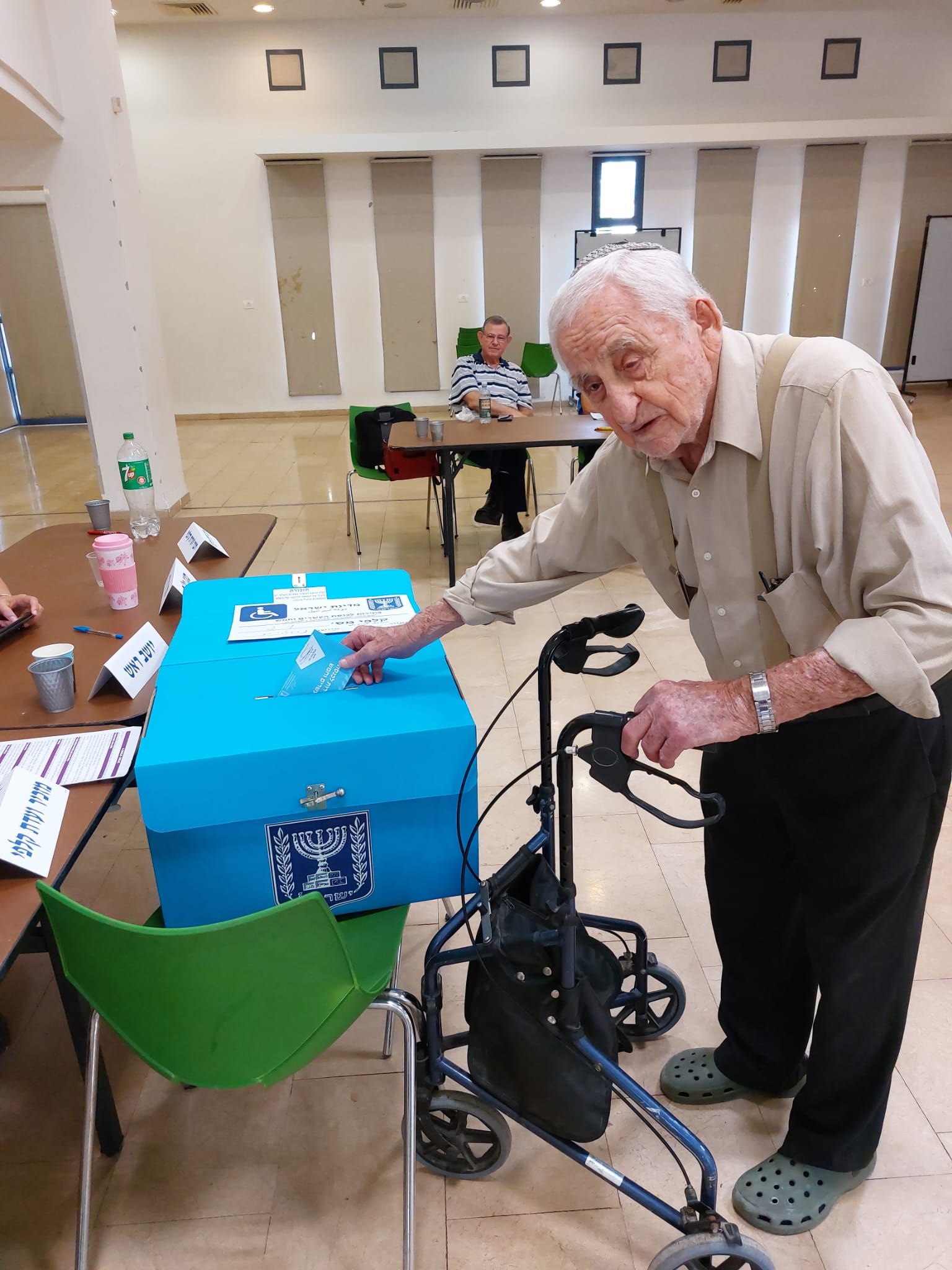 מרגש הכירו את האיש שהצביע בכל 26 מערכות הבחירות אייס
