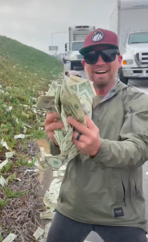 אלפי דולרים התעופפו באוויר מתוך משאית משוריינת, הנהגים חגגו - אייס