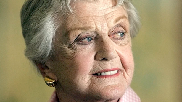 השחקנית האגדית אנג'לה לנסברי הלכה לעולמה בגיל 96 - אייס