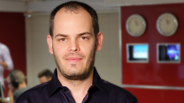 במקום יונתן למזה: יניב אלון יערוך את 'פגוש את העיתונות' - אייס